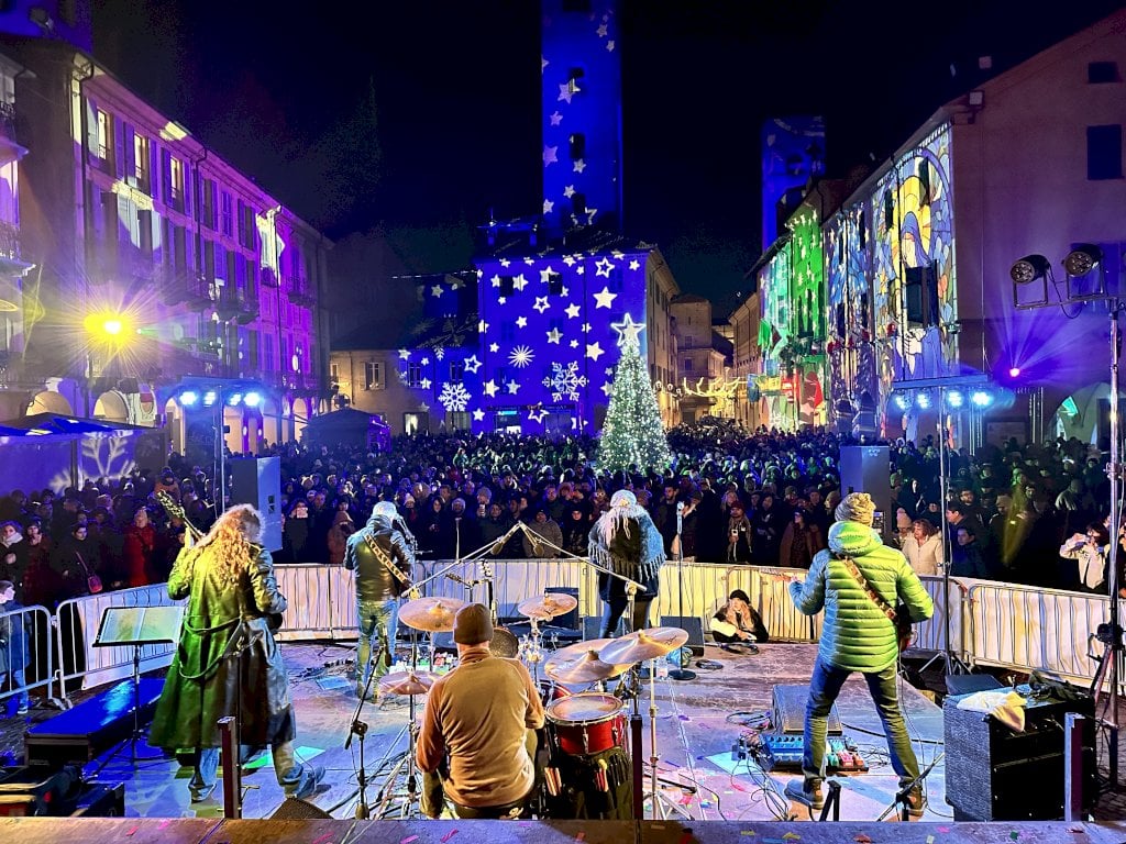 Alba dà il benvenuto al nuovo anno con il tradizionale Capodanno in ...